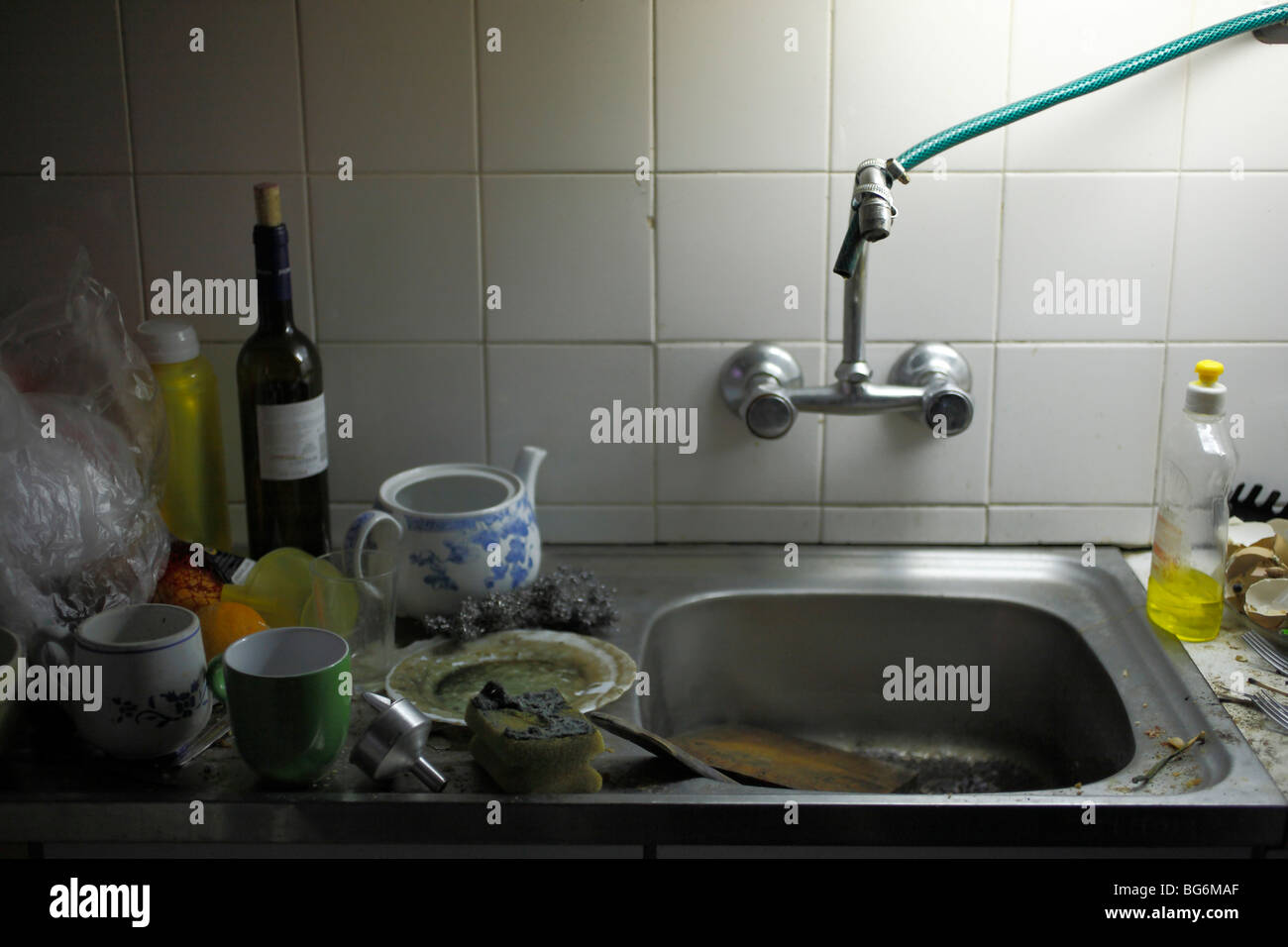 Filthy and messy kitchen Stock Photo - Alamy