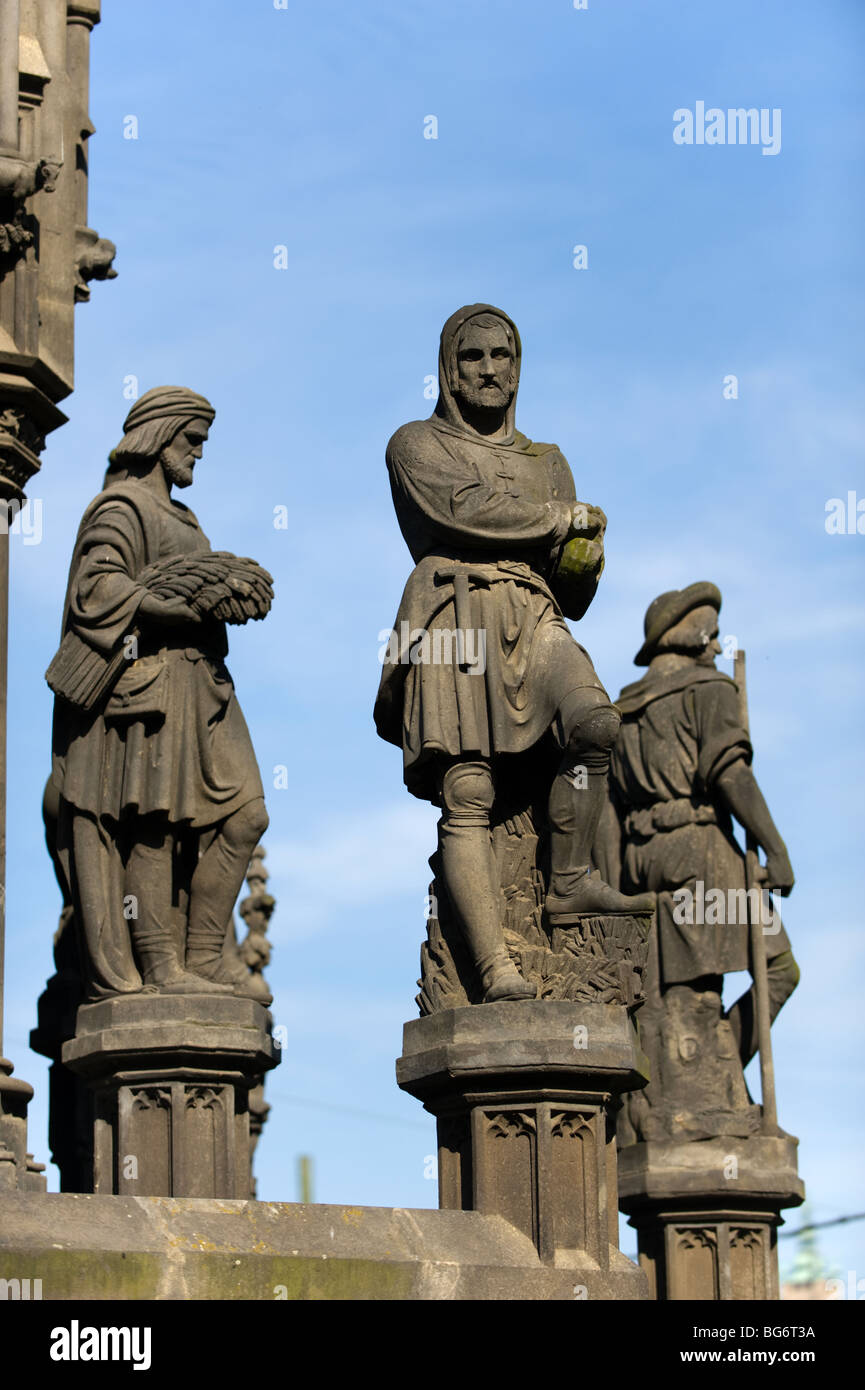 Stone mason statue hi-res stock photography and images - Alamy