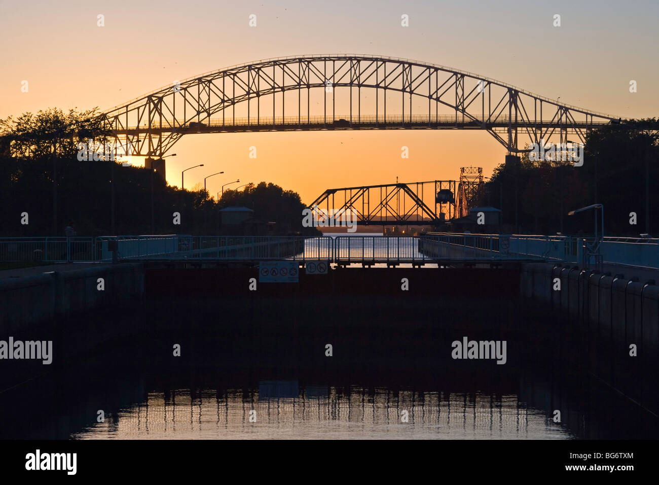 The international bridge at sault ste marie hi-res stock photography ...