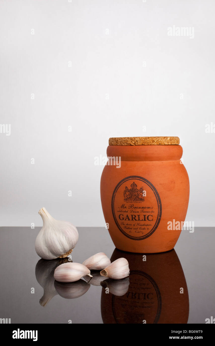 A garlic pot with cloves Stock Photo - Alamy