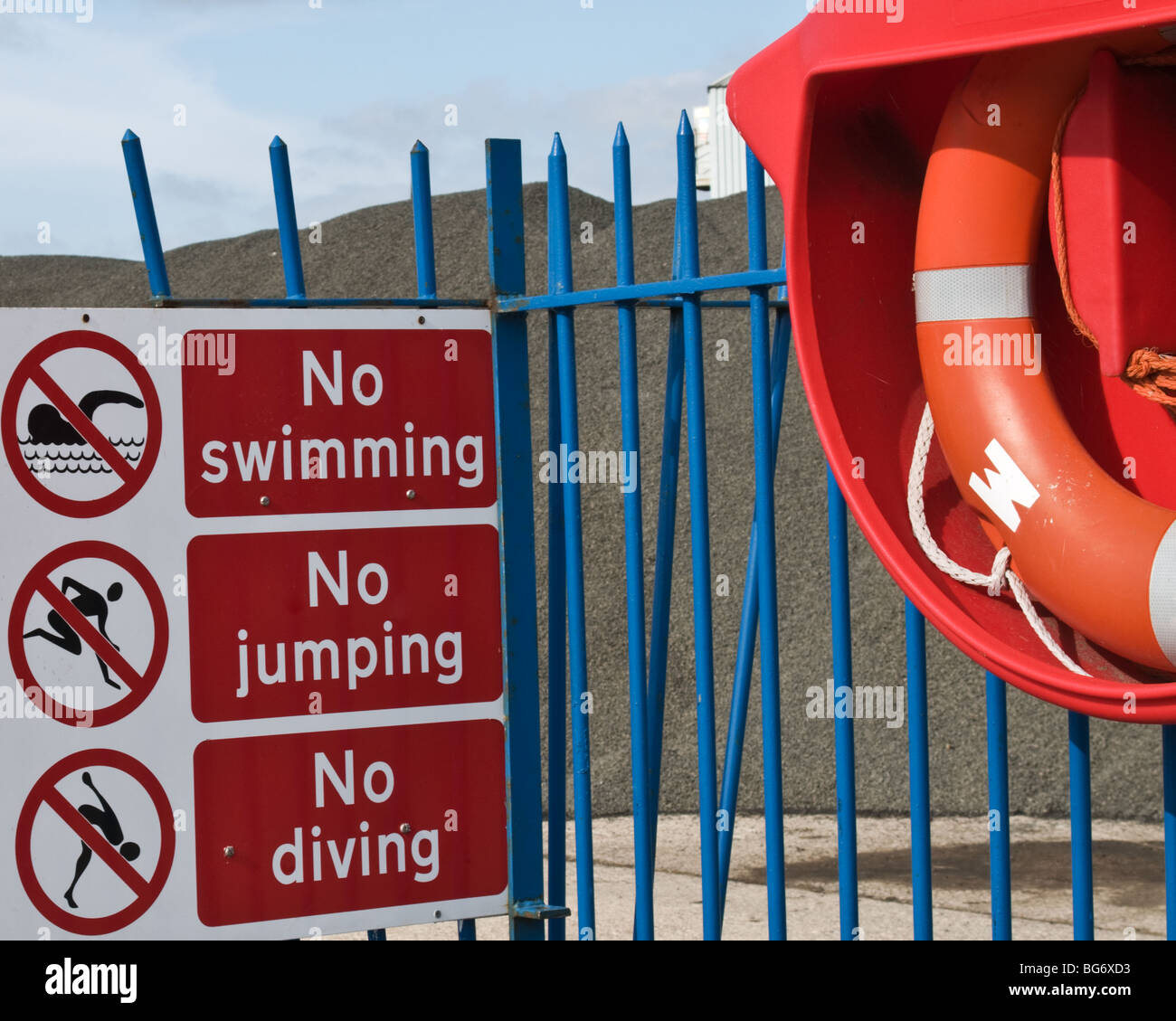 Warning sign no jumping diving hi-res stock photography and images - Alamy