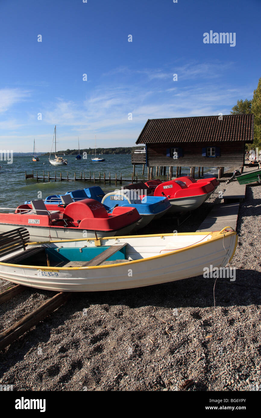 Beached rowing boats and boat house on the beach of lake Ammersee ...