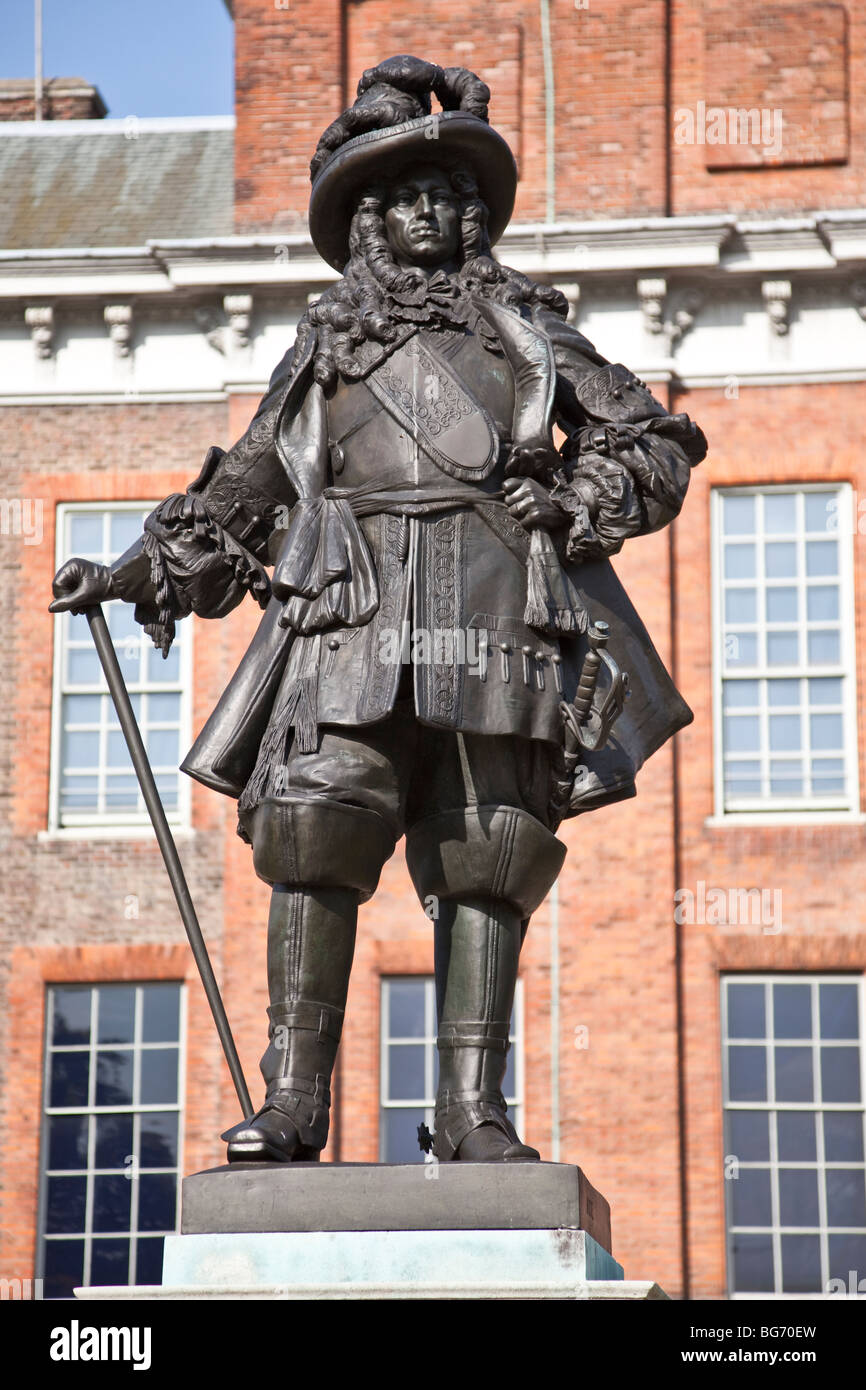 Bronze statue (1907) of King William III, in front of Kensington Palace ...
