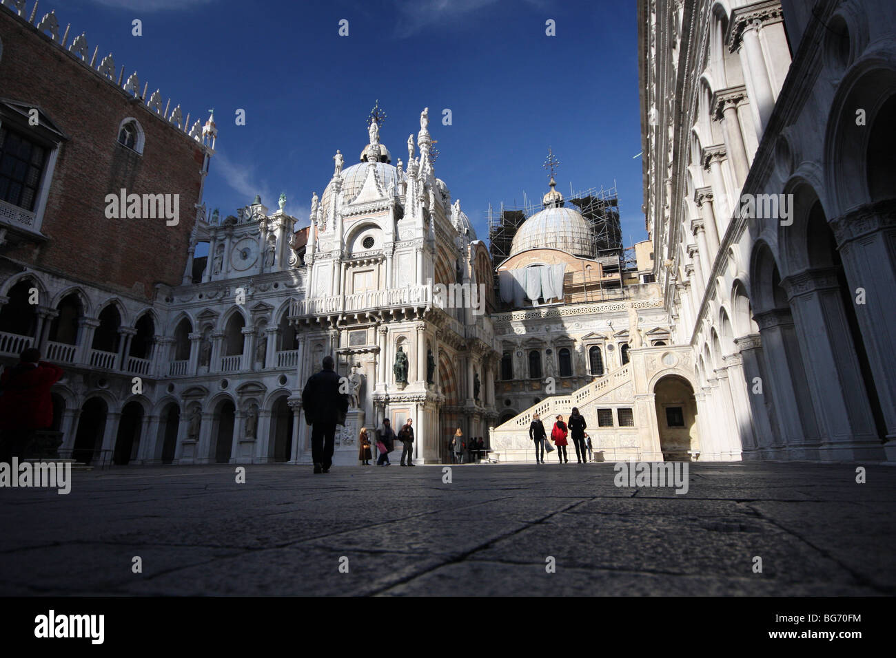 Central courtyard of the Palazzo Ducale di Venezia (Doge's Palace ...