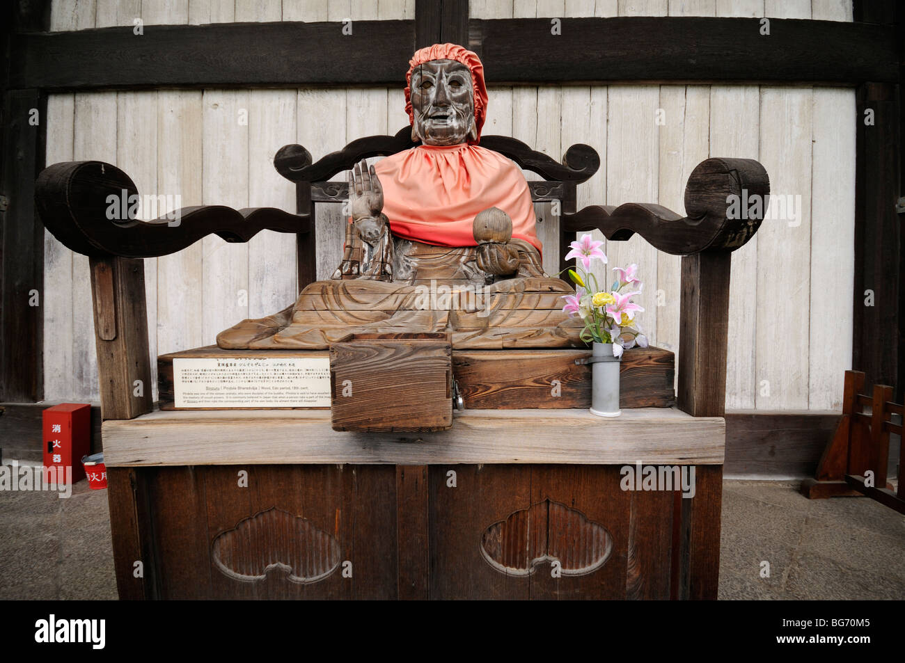 Pindola statue (Binzuru) at the entrance to the Daibutsuden (Great ...