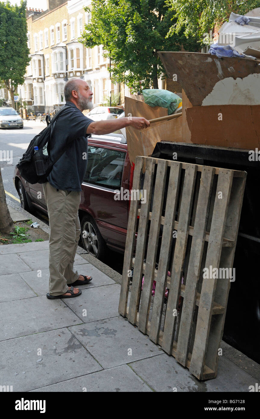 Rubbish skip hi-res stock photography and images - Alamy