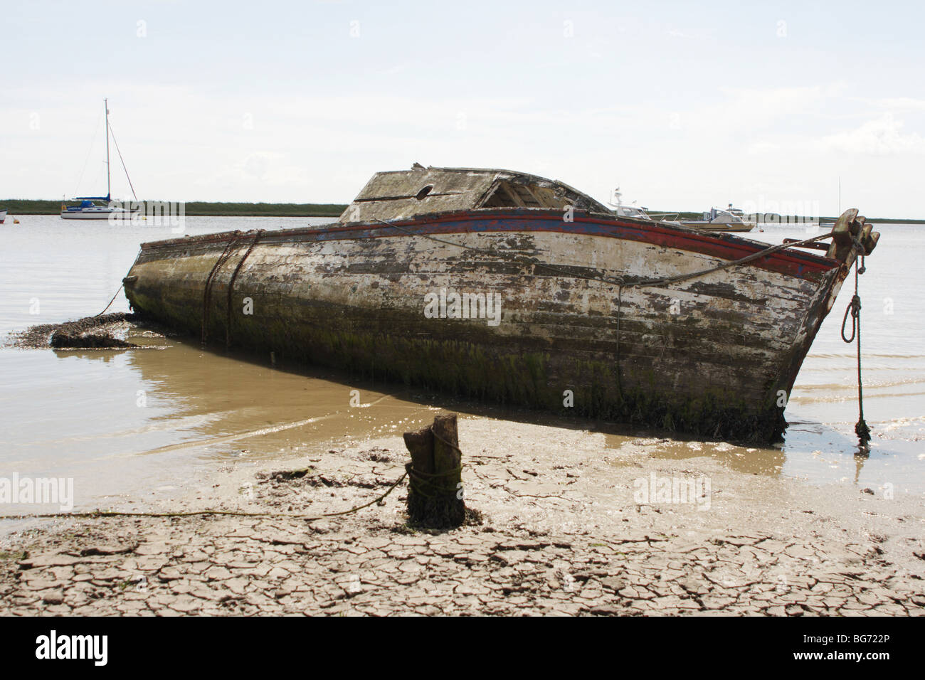 Old boat sunk in mud in estuary rotting in water Stock Photo - Alamy