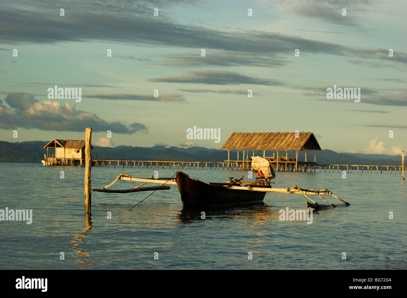 Traditional indonesian fishing boat hi-res stock photography and images ...