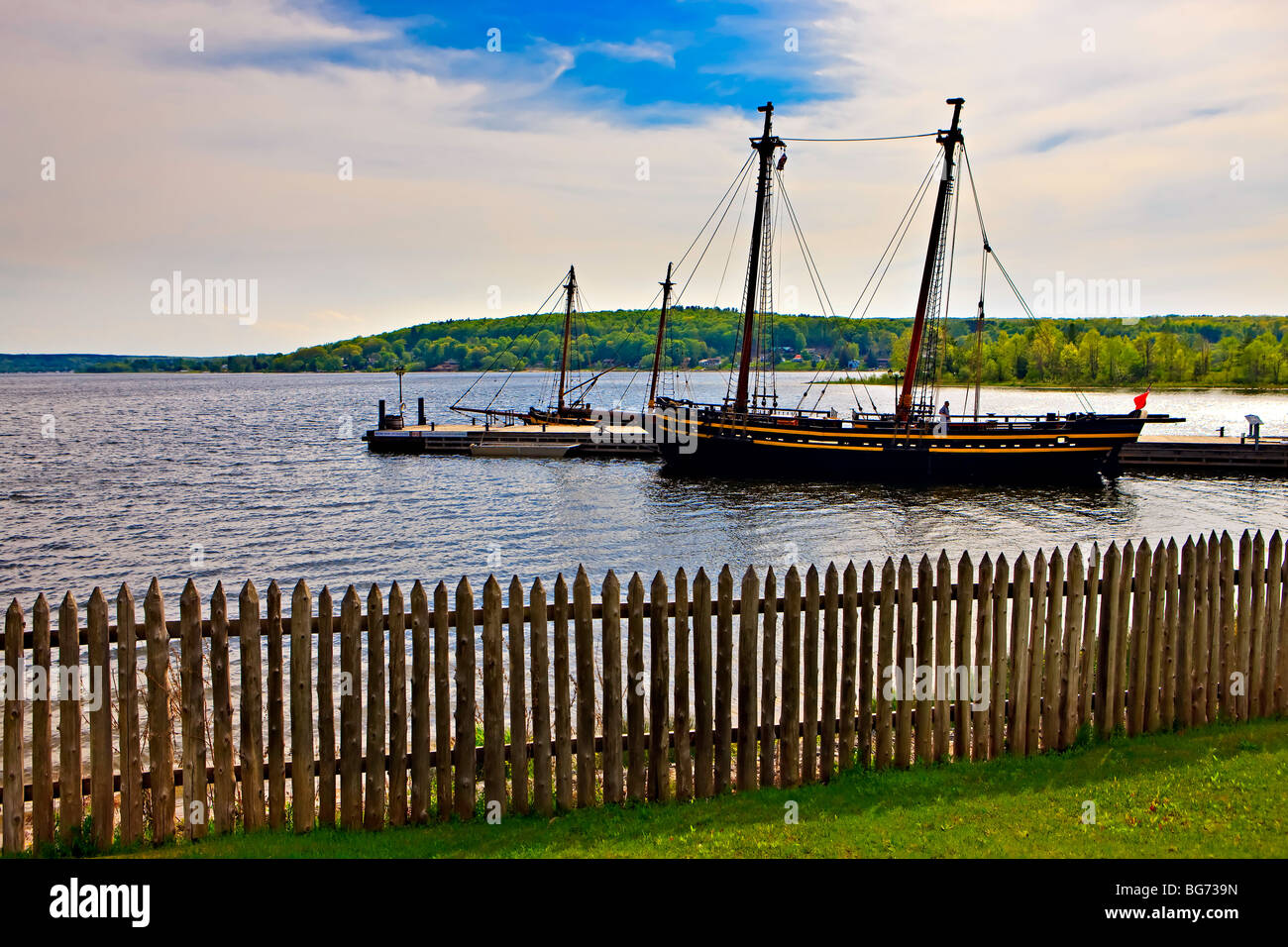 The HMS Tecumseth and HMS Bee (the the background) in Penetanguishene ...