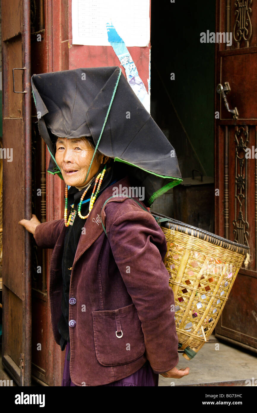 Yi tribe hi-res stock photography and images - Alamy
