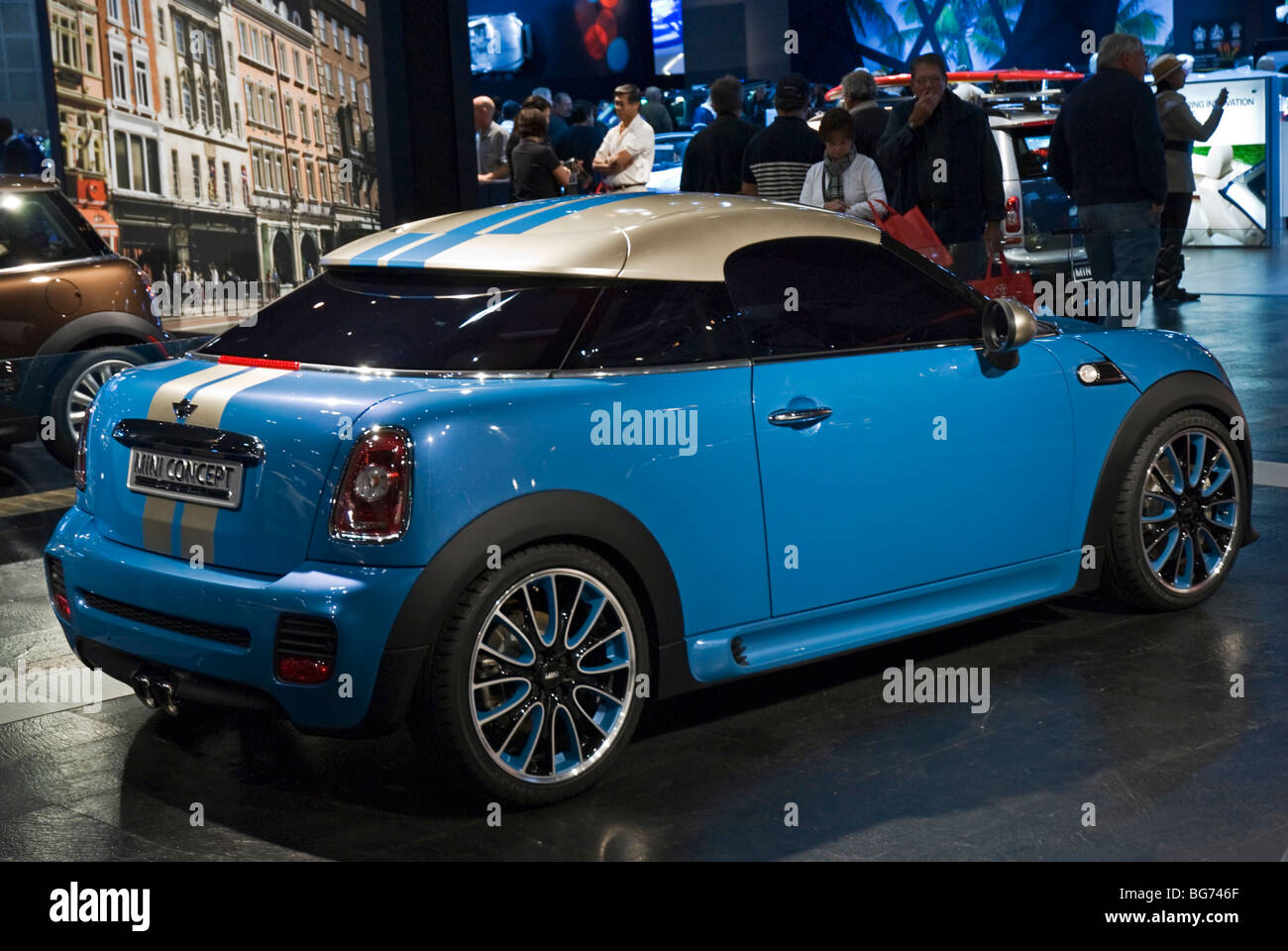 Mini cooper dealer hi-res stock photography and images - Alamy