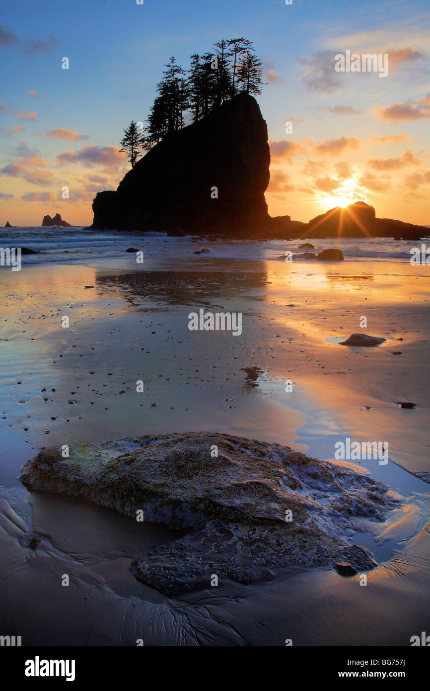 Sunset at Second Beach in Washington state's Olympic National Park ...