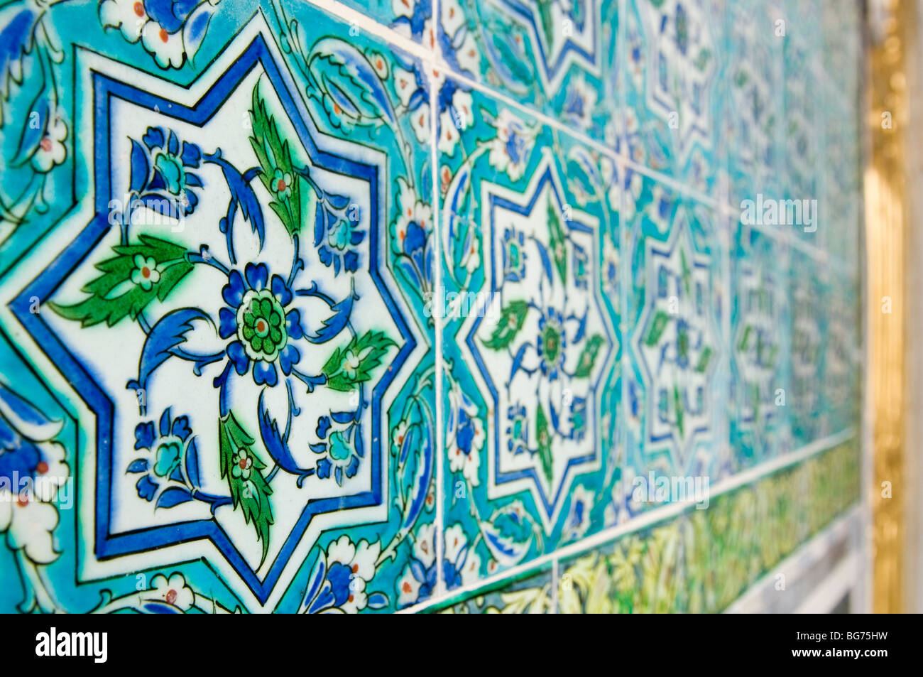 Iznik tiles hi-res stock photography and images - Alamy