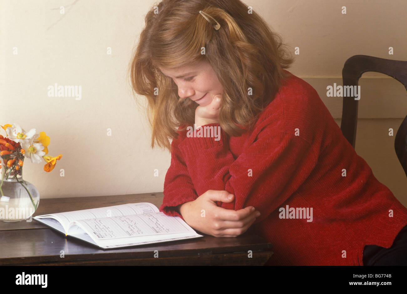 teenage girl reading a diary Stock Photo - Alamy