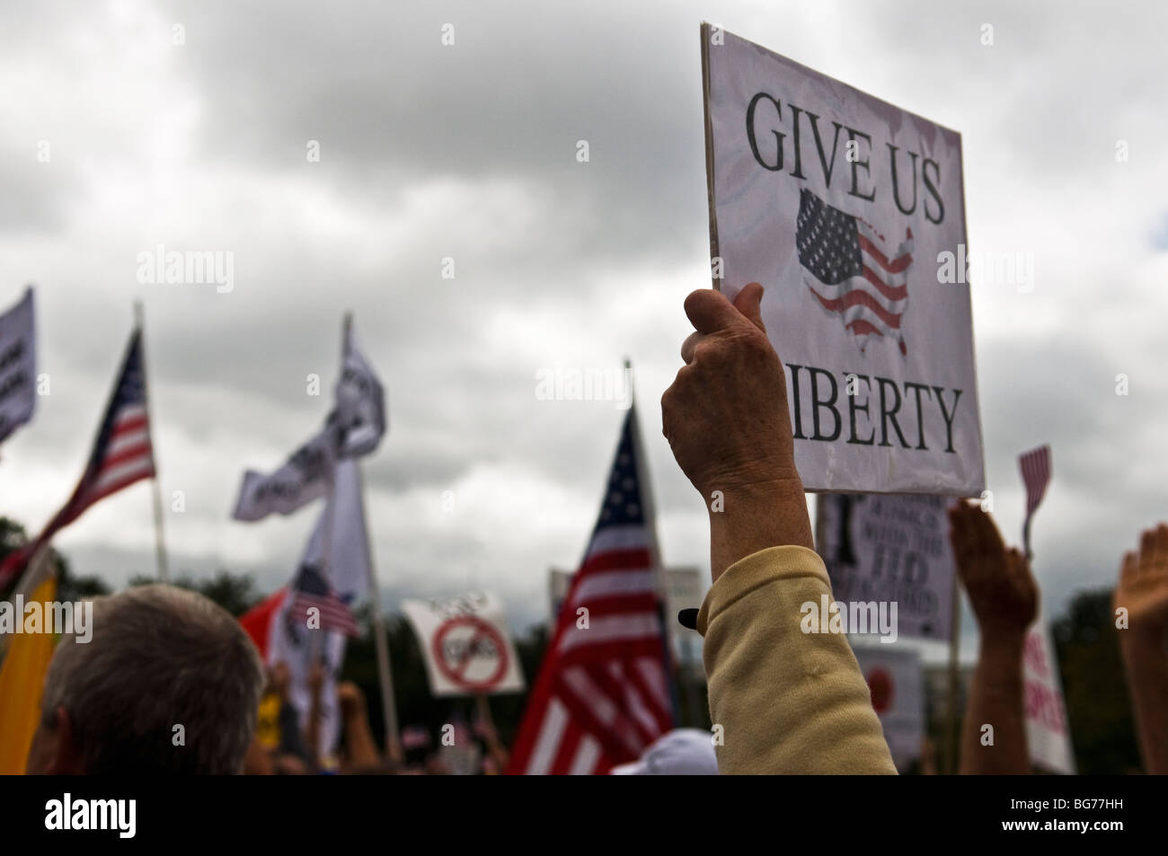 Protesters holding protest signs hi-res stock photography and images ...