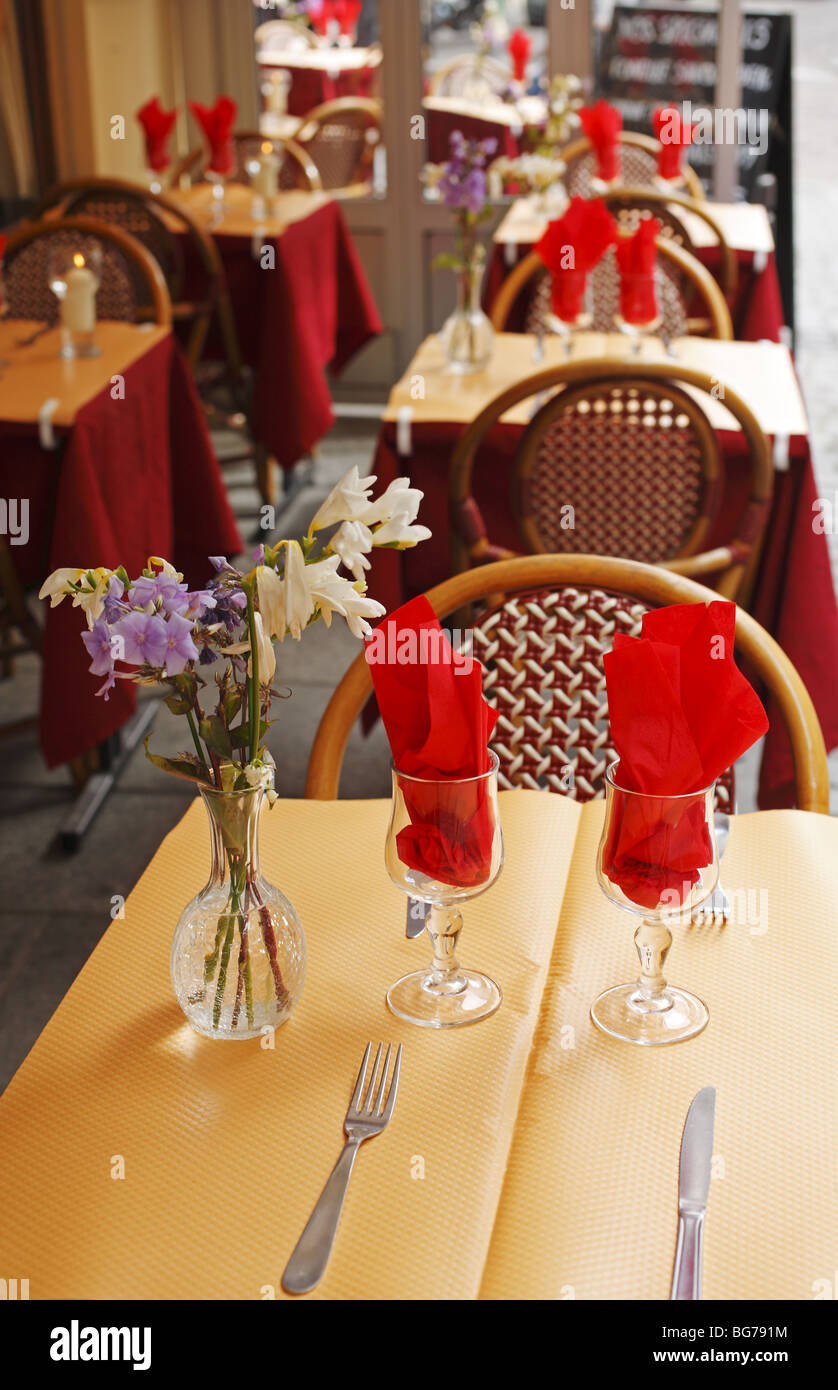 Parisian restaurant, Paris, France Stock Photo - Alamy