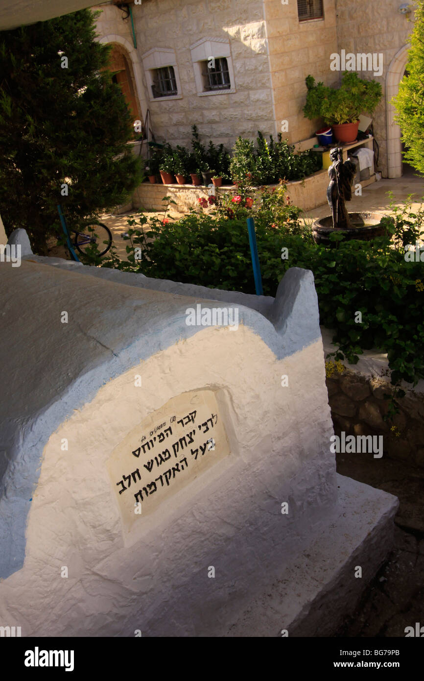 Rabbi itzhak hi-res stock photography and images - Alamy