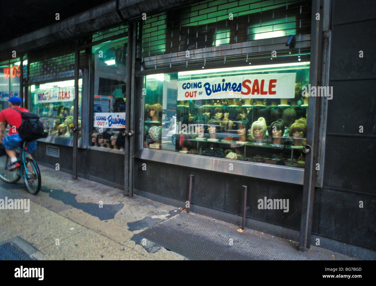 Going out of business sale sign in store window Stock Photo - Alamy