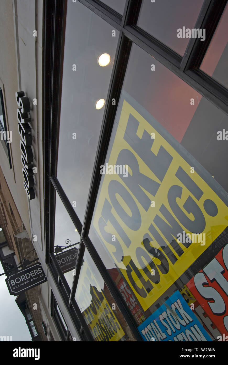Store closing sign hi-res stock photography and images - Alamy