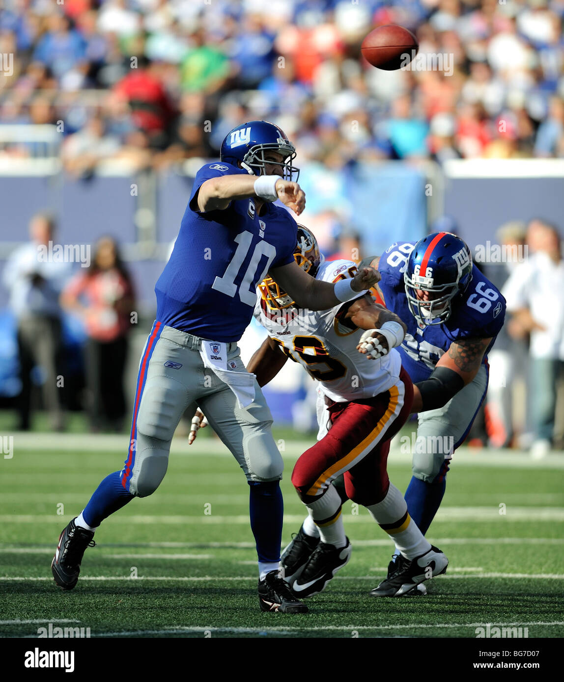 Quarterback pass hi-res stock photography and images - Alamy