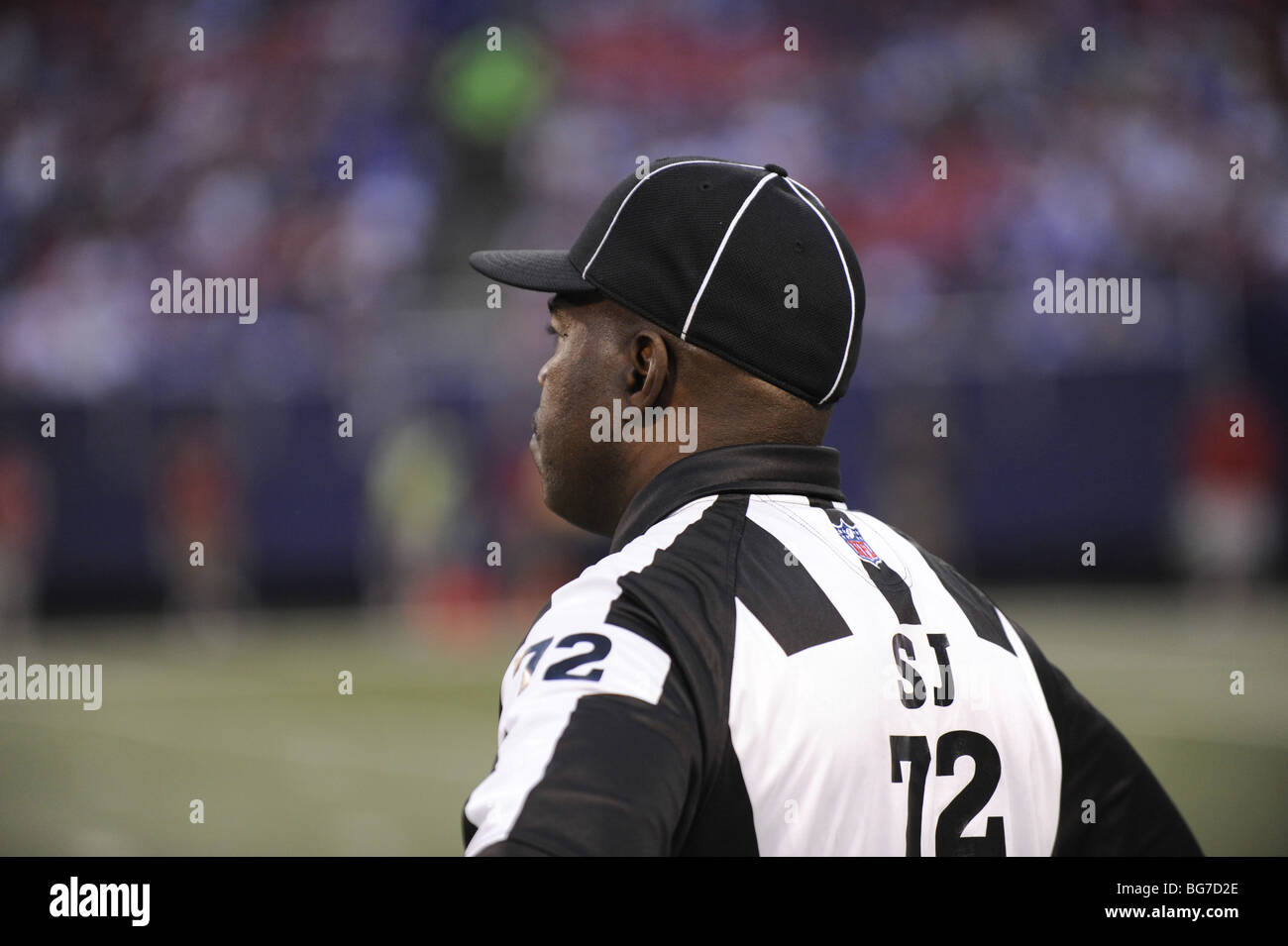 Professional referee hi-res stock photography and images - Alamy