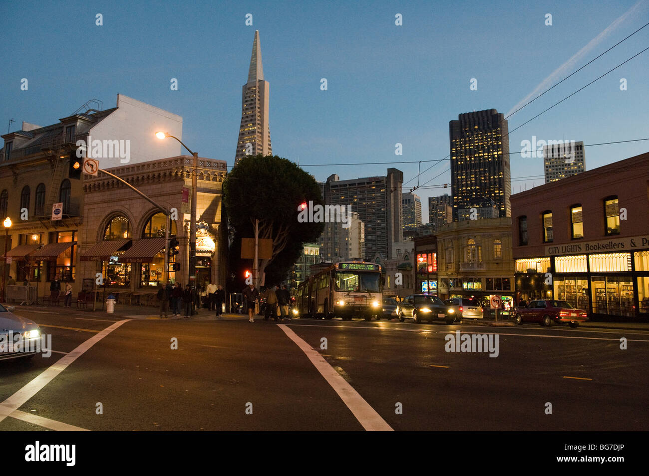 Night shots of the city hi-res stock photography and images - Alamy