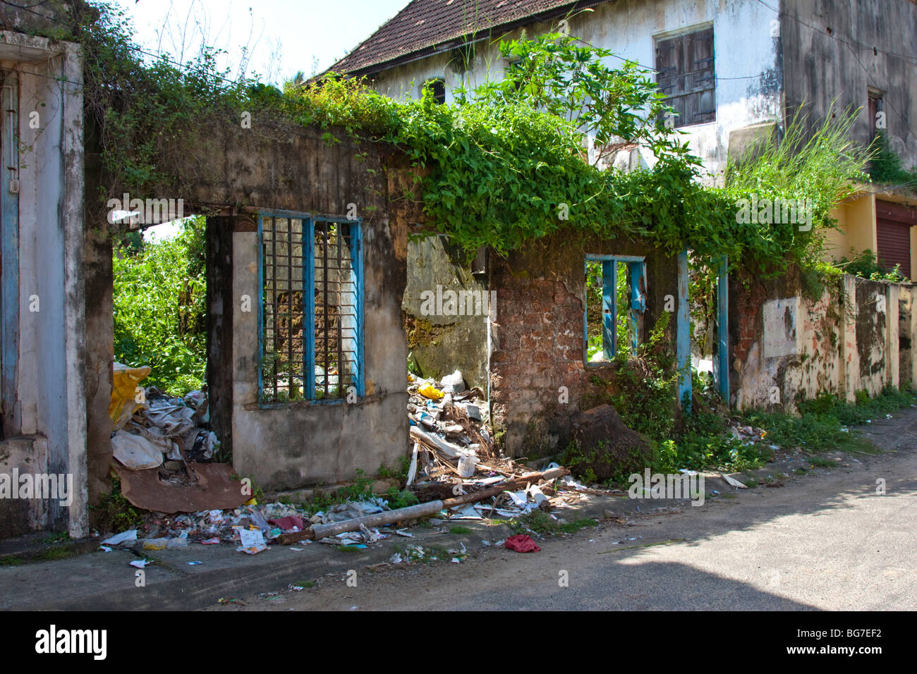 Dilapidated house in Fort Cochin Stock Photo - Alamy