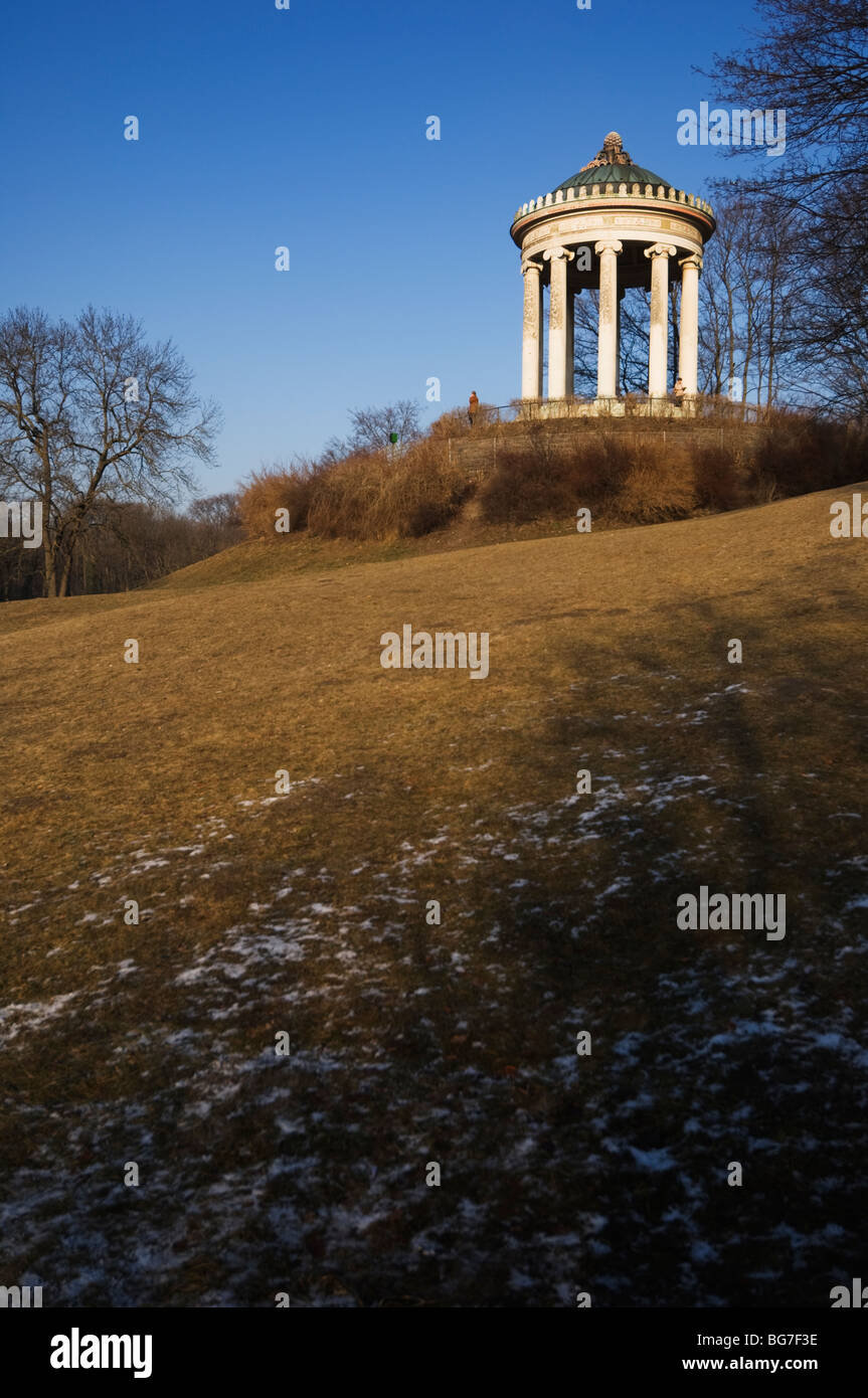 Monopterus pavilion in Munich's "Englischer Garten Stock Photo - Alamy