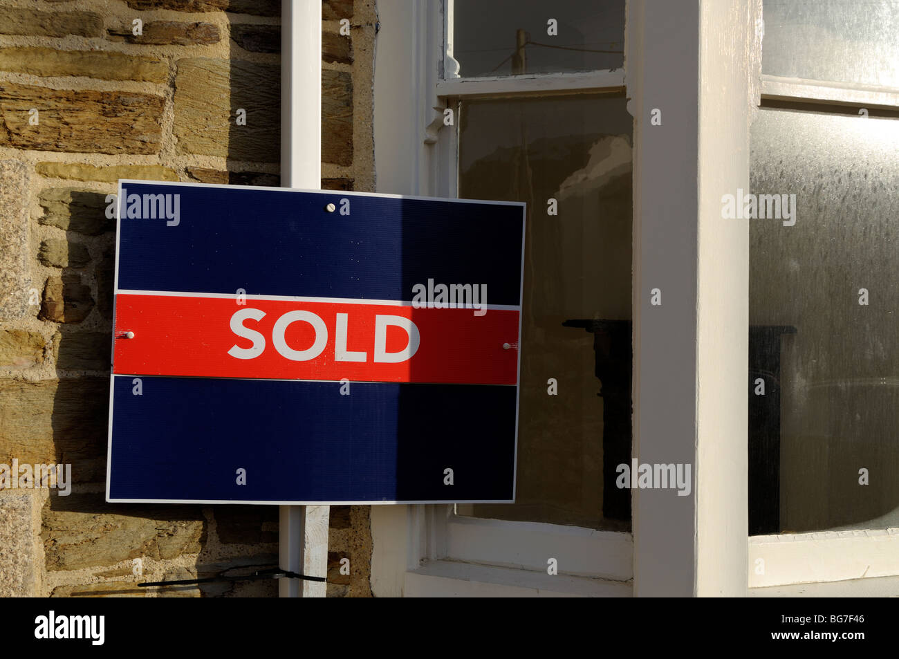 Property sold sign hi-res stock photography and images - Alamy