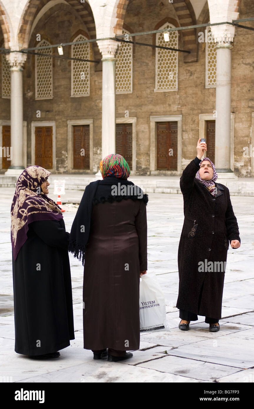 Muslim ladies hi-res stock photography and images - Alamy