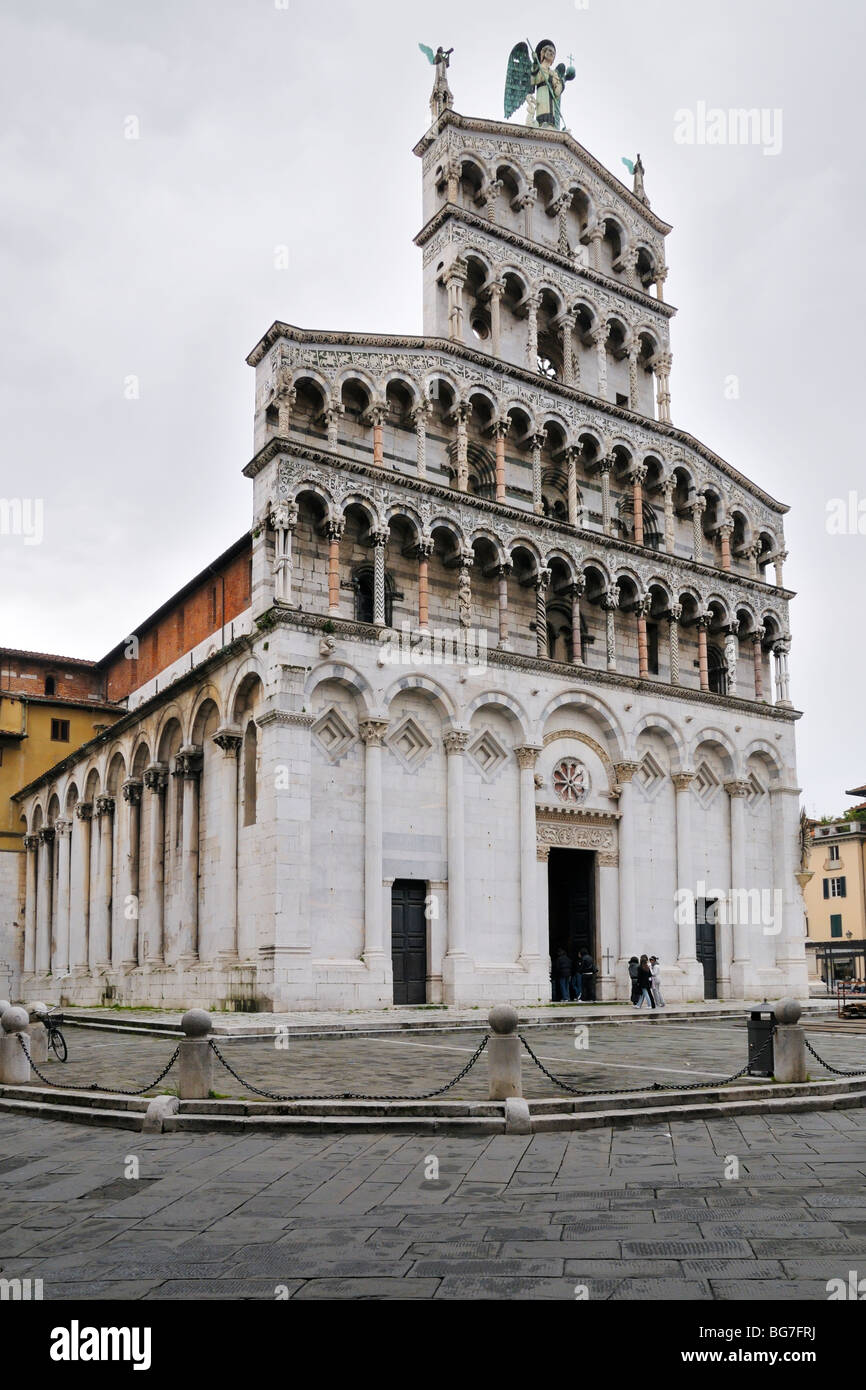 Old door in lucca italy hi-res stock photography and images - Alamy
