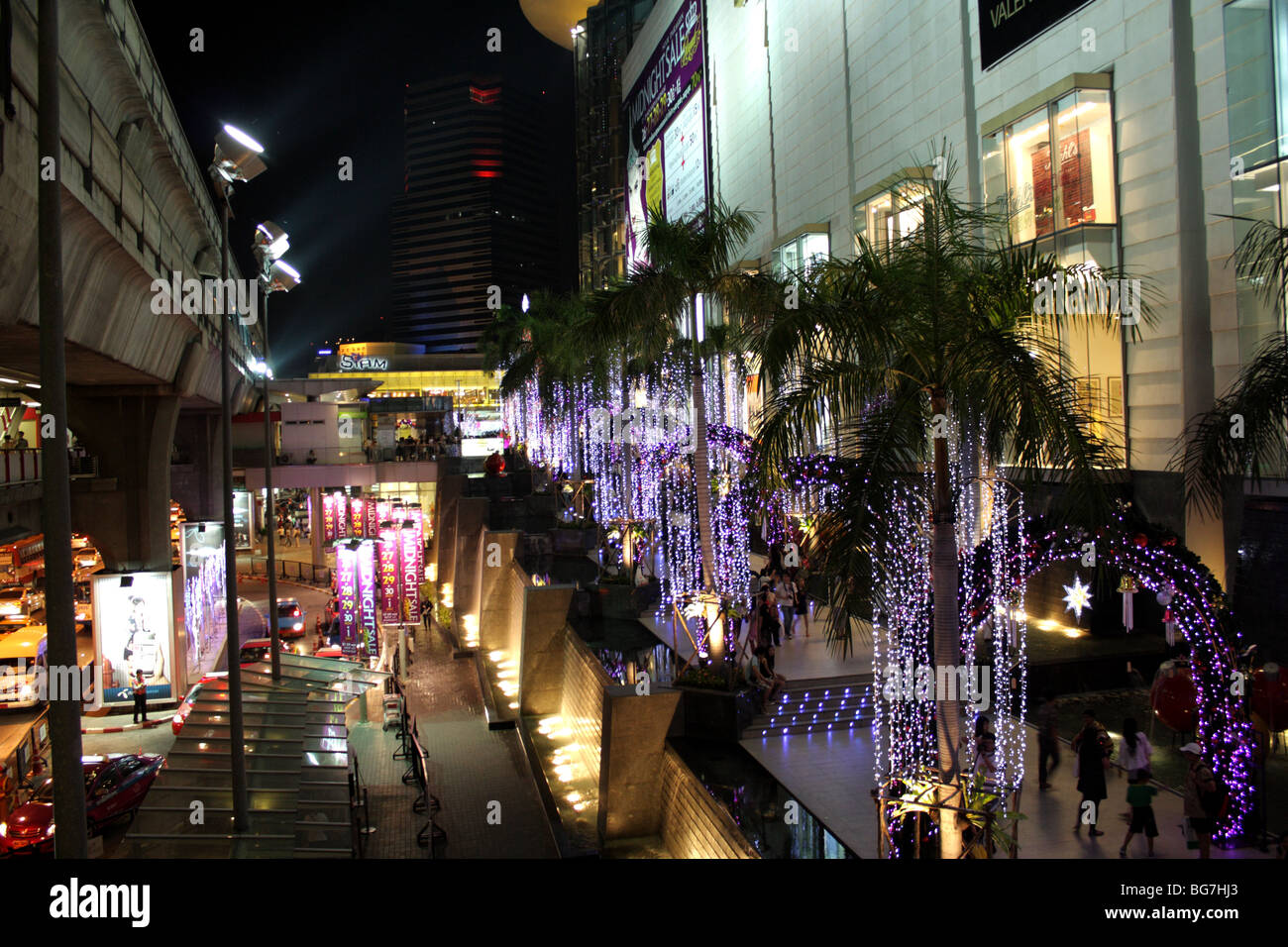 Siam Paragon at night Stock Photo - Alamy