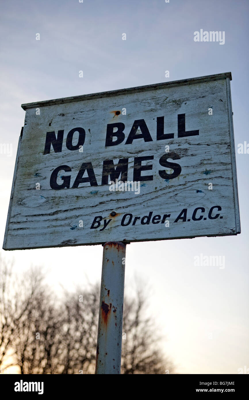 Sign no ball games hi-res stock photography and images - Alamy