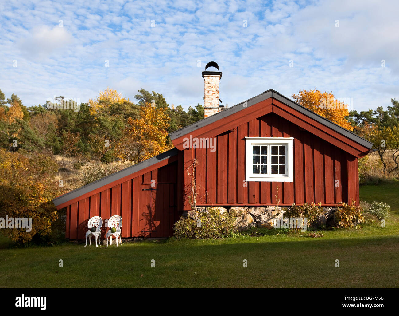 Old wooden cottage hi-res stock photography and images - Alamy
