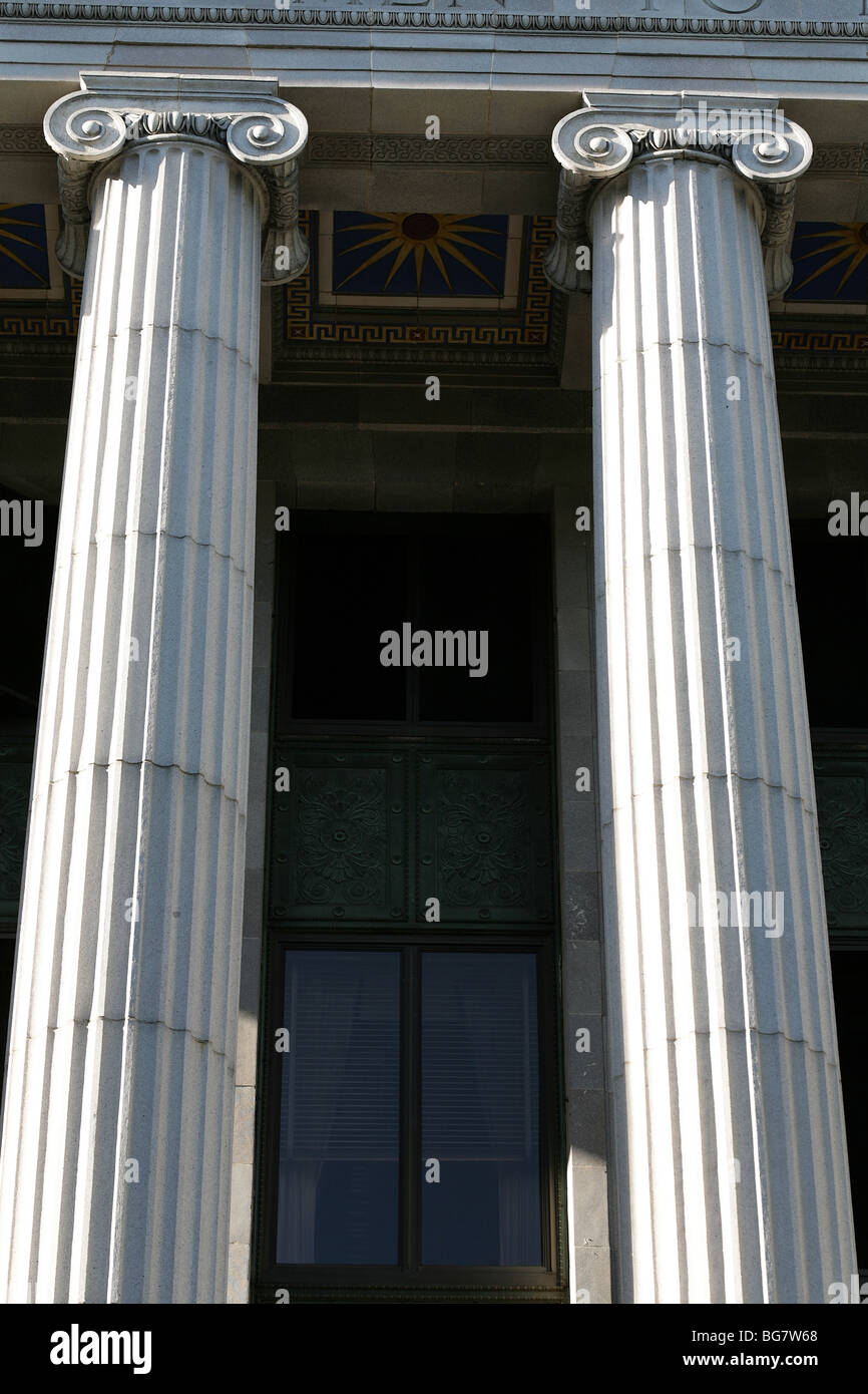 Cornice columns hi-res stock photography and images - Alamy
