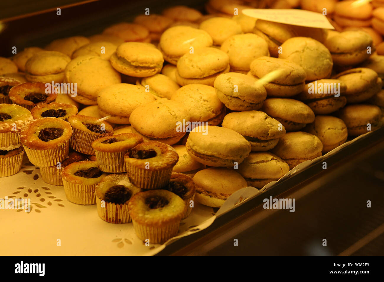 Patisserie cakes interior hi-res stock photography and images - Alamy
