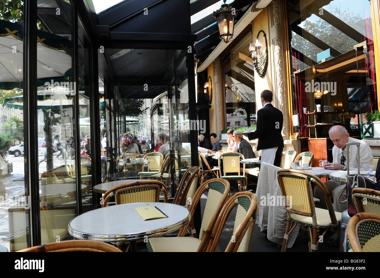 Outdoor cafe restaurant paris hi-res stock photography and images - Alamy
