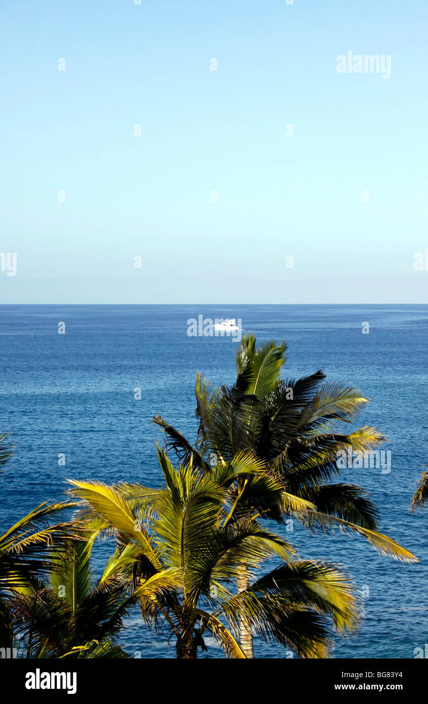 A SUMMER SEASCAPE ACROSS THE ATLANTIC OCEAN Stock Photo - Alamy