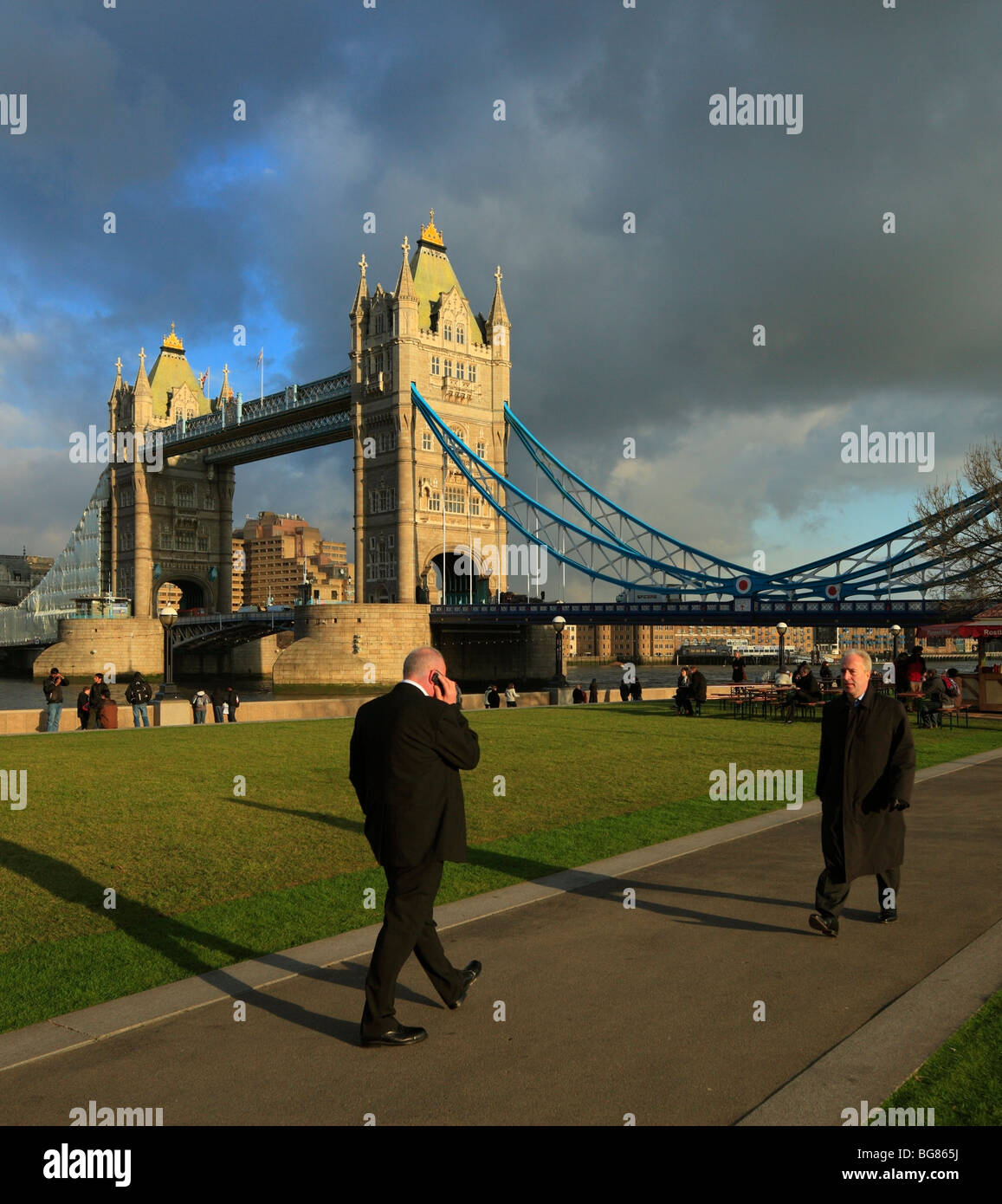 London walking tower bridge hi-res stock photography and images - Alamy