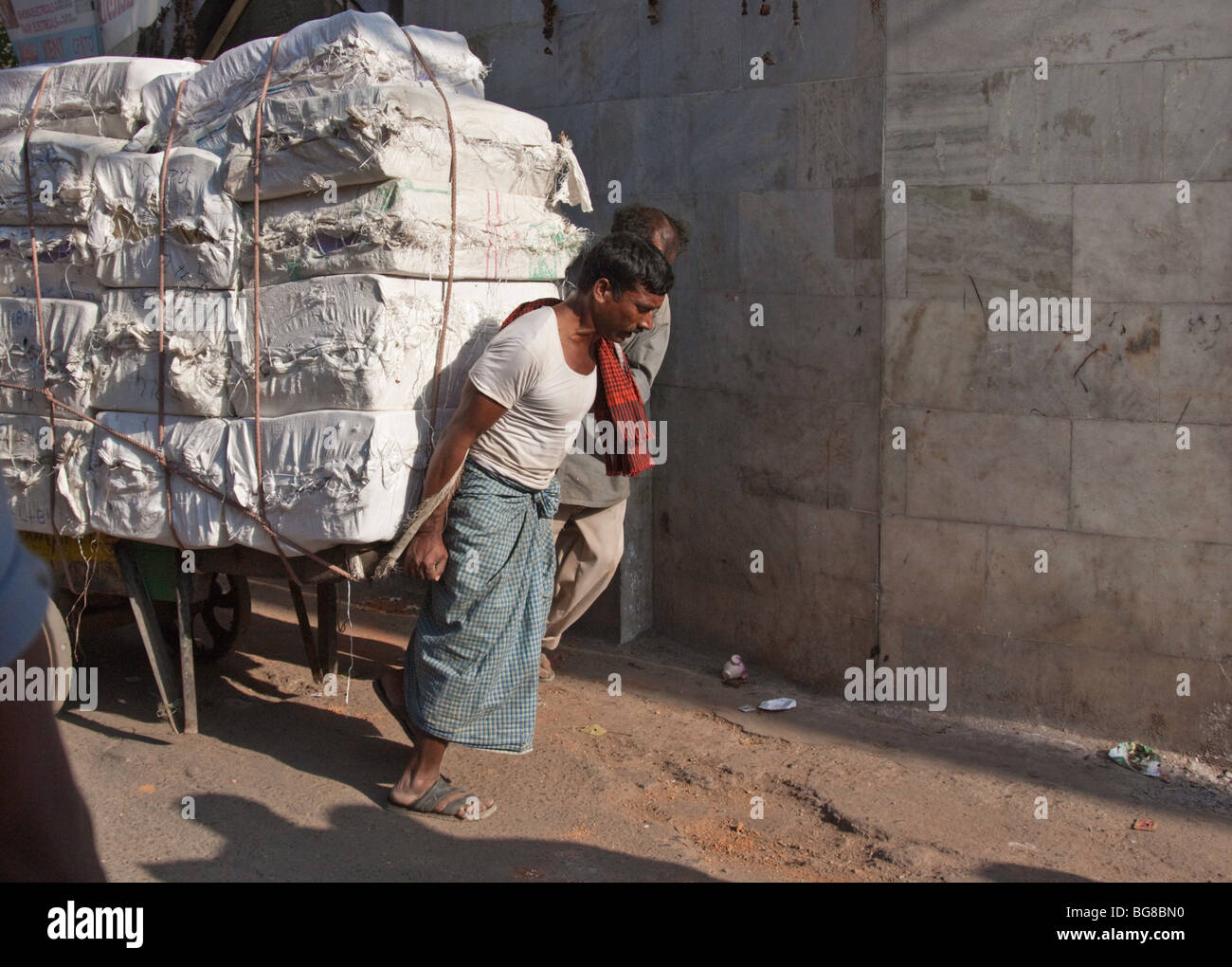 Load pulling hi-res stock photography and images - Alamy