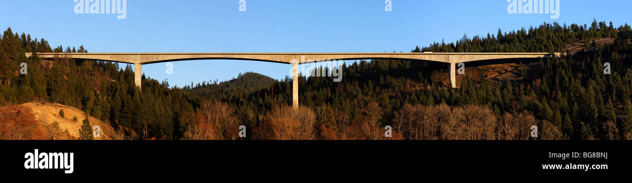 Veterans memorial centennial bridge hi-res stock photography and images ...