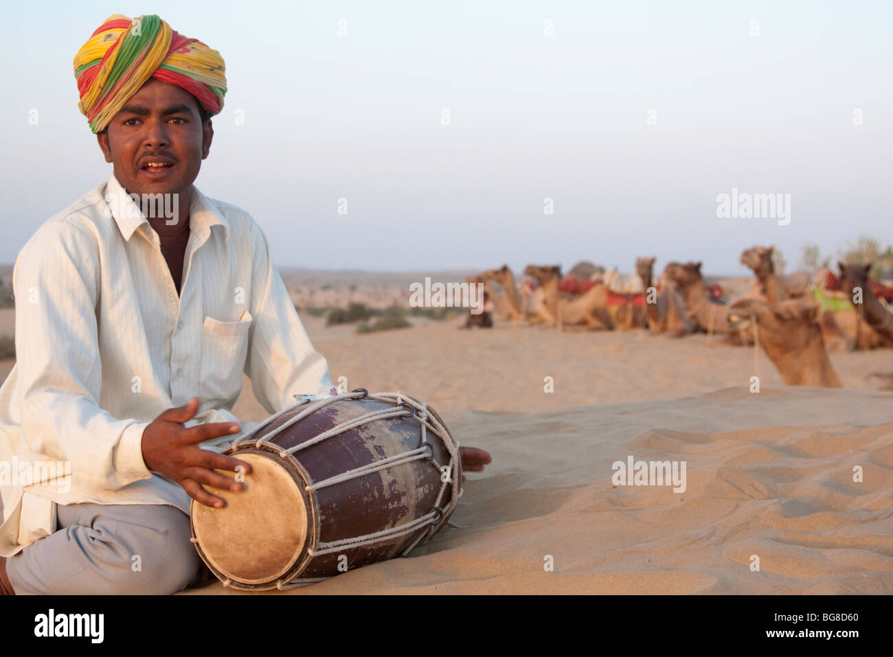 Musician in the Thar desert Stock Photo - Alamy