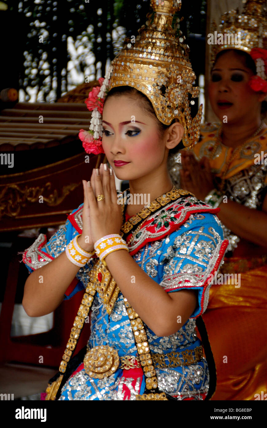 Thailand temple dancer in Bankok Stock Photo - Alamy