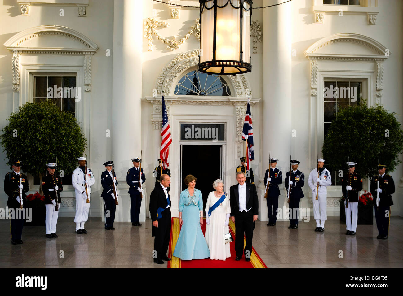 President and First Lady Bush pose with England's Queen Elizabeth II ...