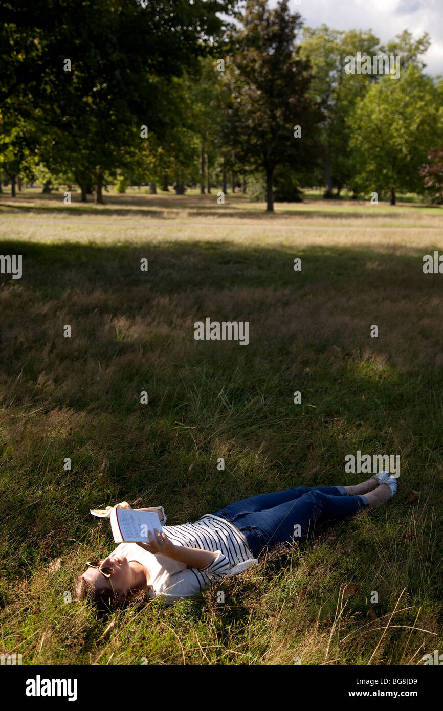 Girl reading outside in the park Stock Photo - Alamy