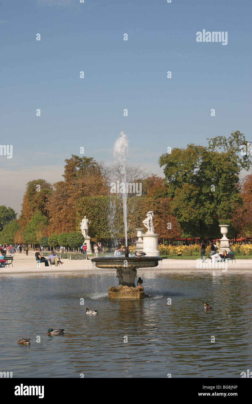 The Garden of the Tullerias (Tuileries). View of small lake. Paris ...