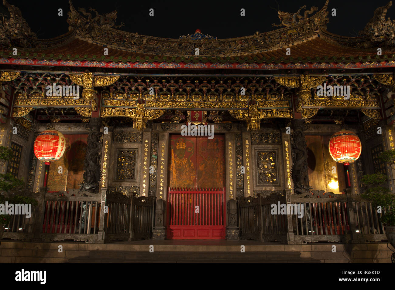 Lanterns at mengjia longshan temple hi-res stock photography and images ...