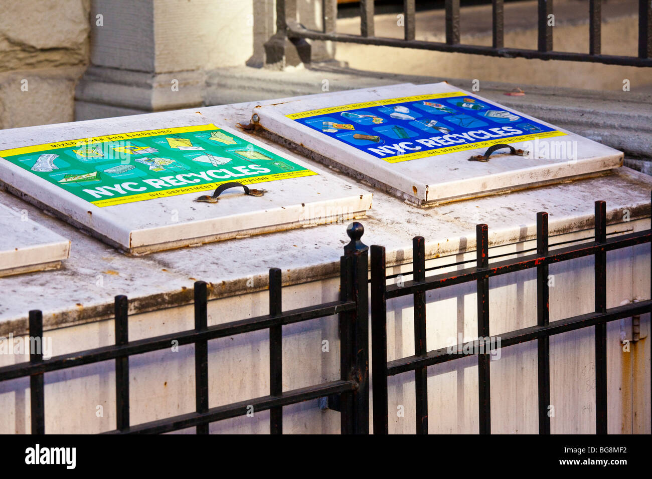 Bins outside apartment building hi-res stock photography and images - Alamy