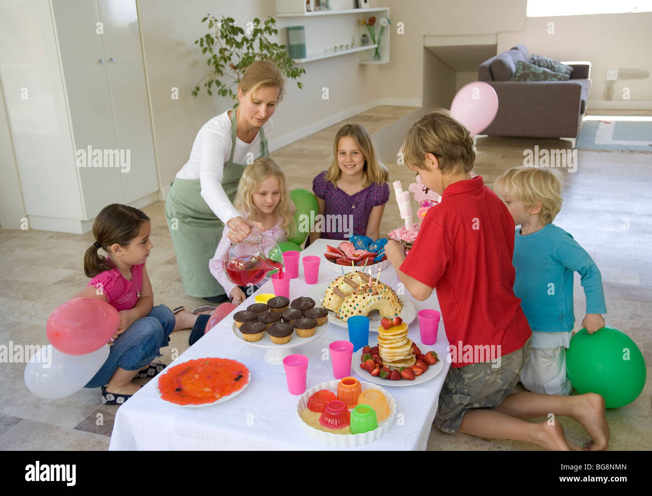Kids birthday cakes hi-res stock photography and images - Alamy