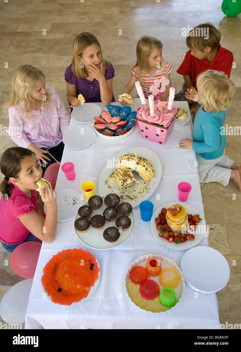 Four children lay hi-res stock photography and images - Alamy